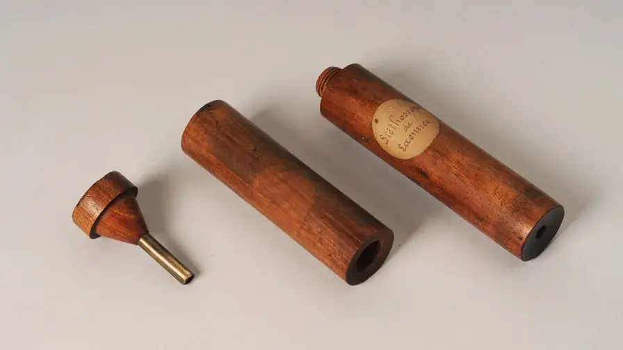 Le premier stéthoscope, de Laennec, vers 1820 | APHP